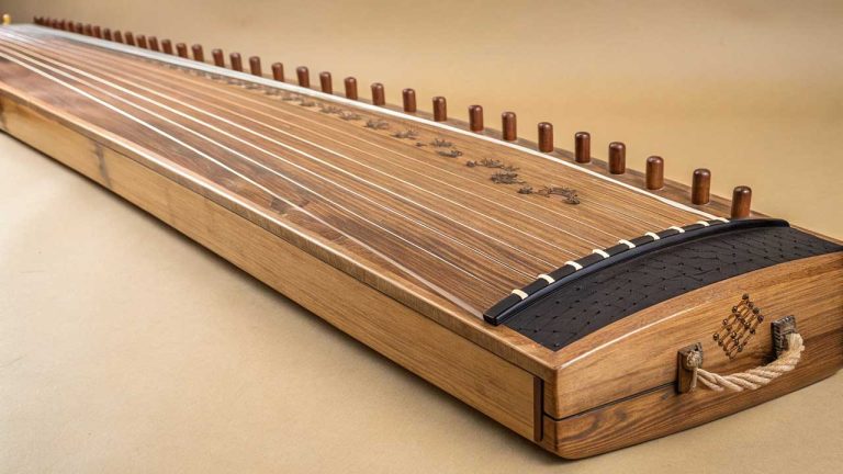 Alat Musik Kecapi: Sejarah, Jenis, Dan Cara Memainkannya | Uspace.id